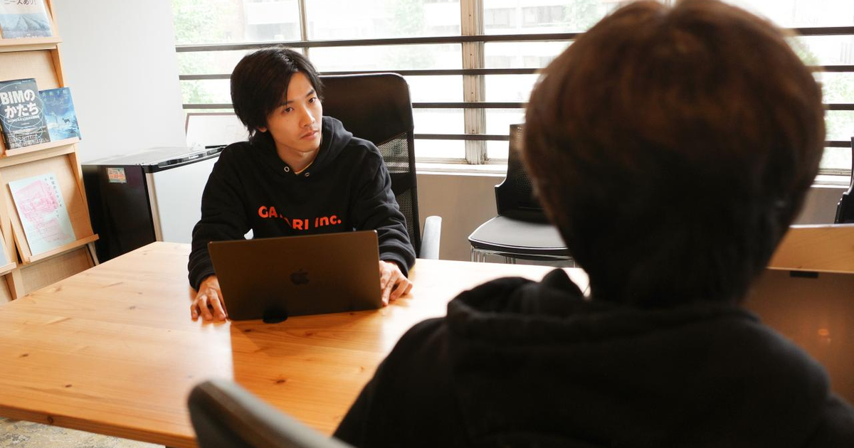 ゼロから「仕組み」を作り、プロダクトの未来を拓く。GATARIエンジニア的野が語る、挑戦と成長の軌跡 | 株式会社GATARI